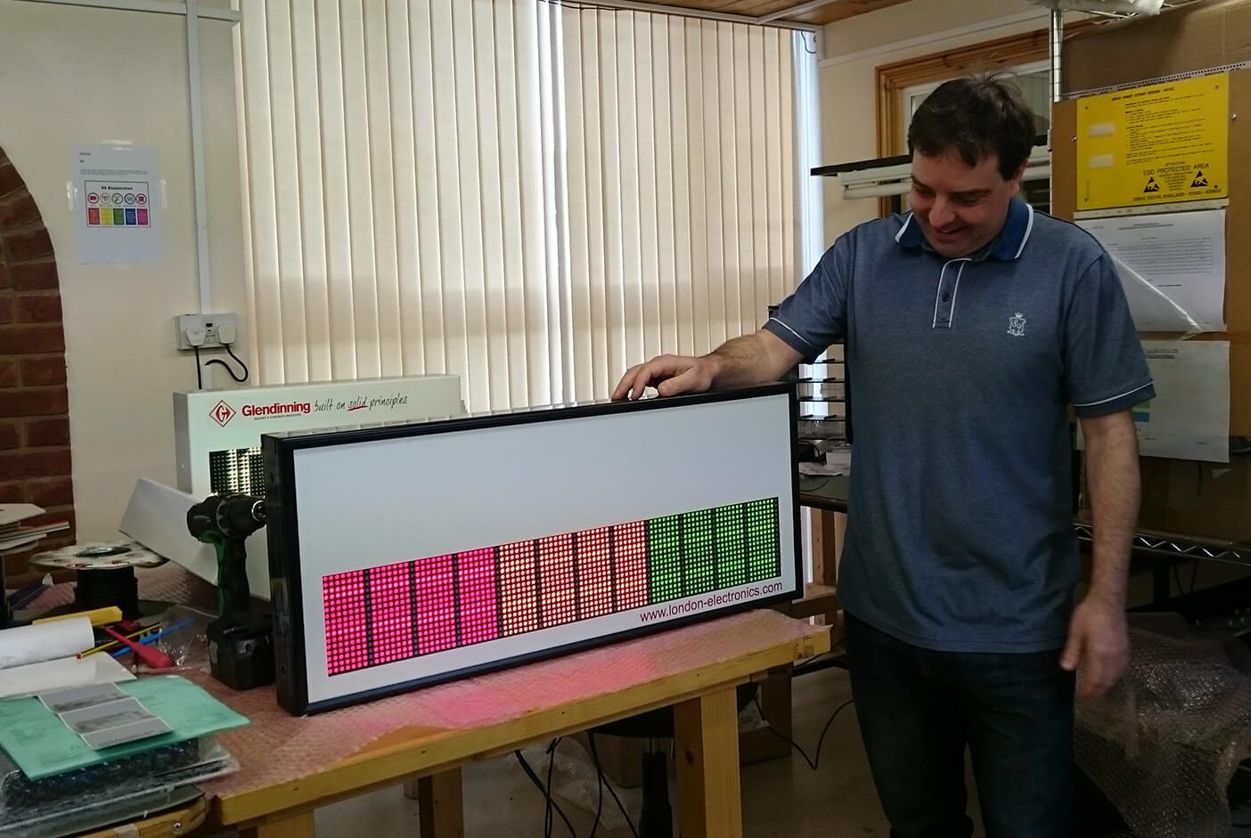 Driving Efficiency: Large-Format Bargraph Display for Alpen